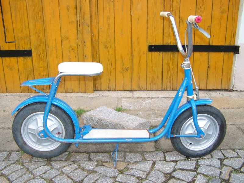 Kleiner alter DDR Tretroller, Roller, Spielzeug, blau