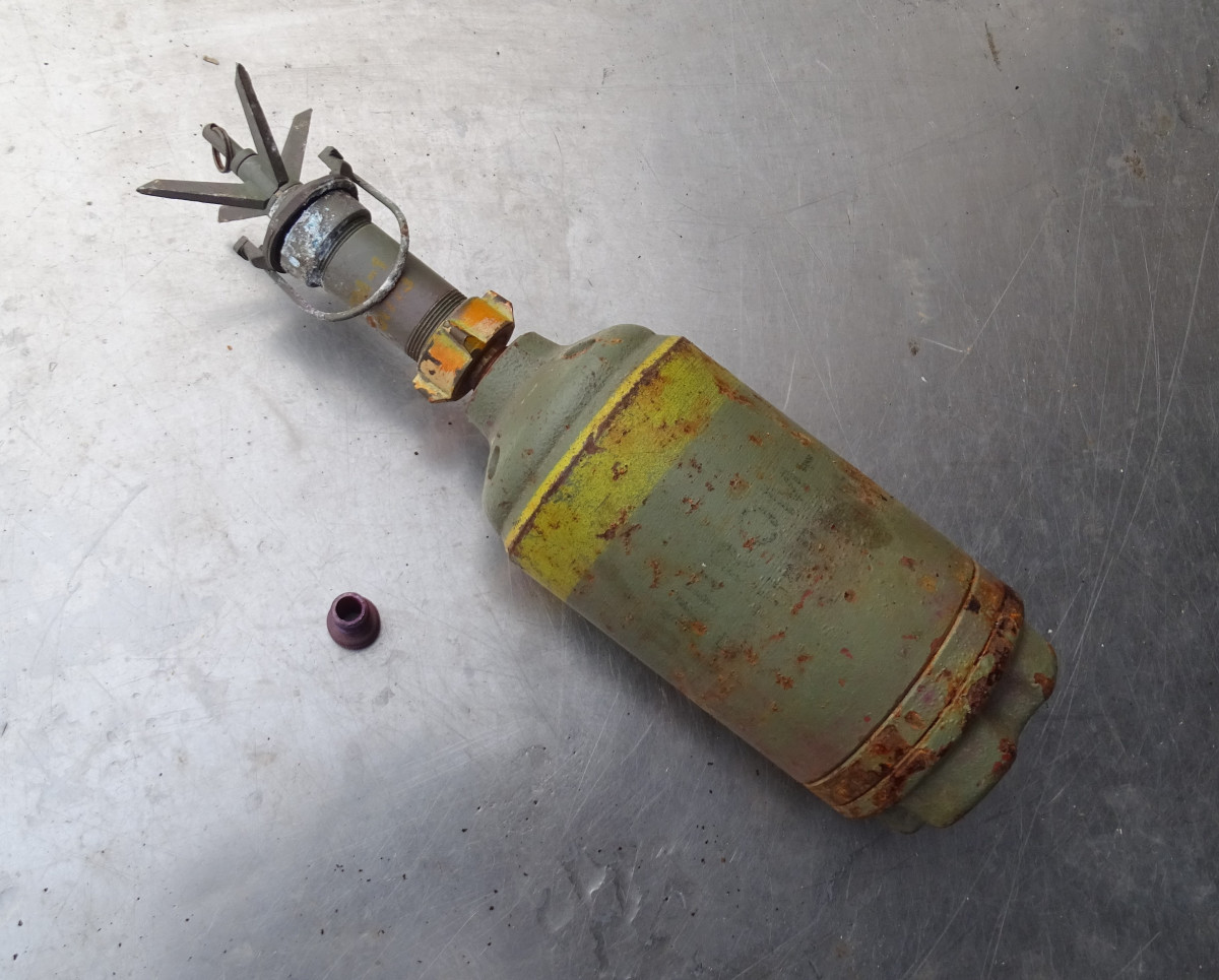 PROM-1 - JUGOSLAWISCHE Antipersonen-Splitterspringmine mit Zünder * Üb ...